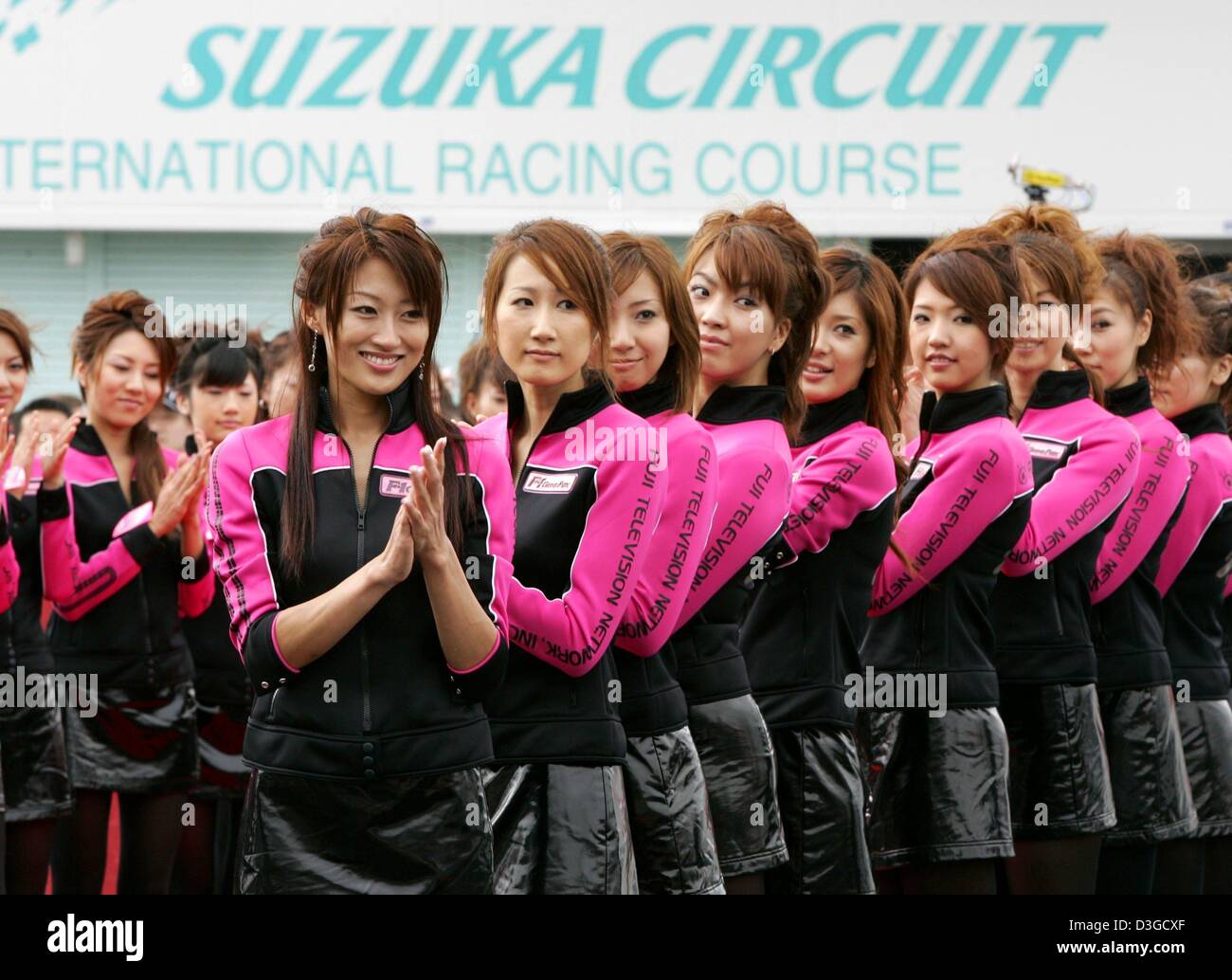 (dpa) - Japanese grid girls form a lane during the driver's parade ...