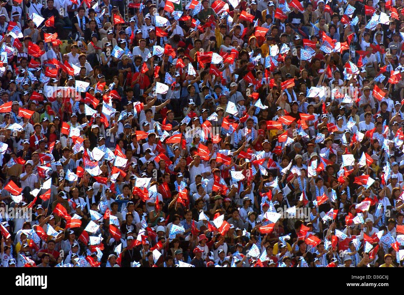 (dpa) - A few thousand fans wave on the grandstand to the formula one ...