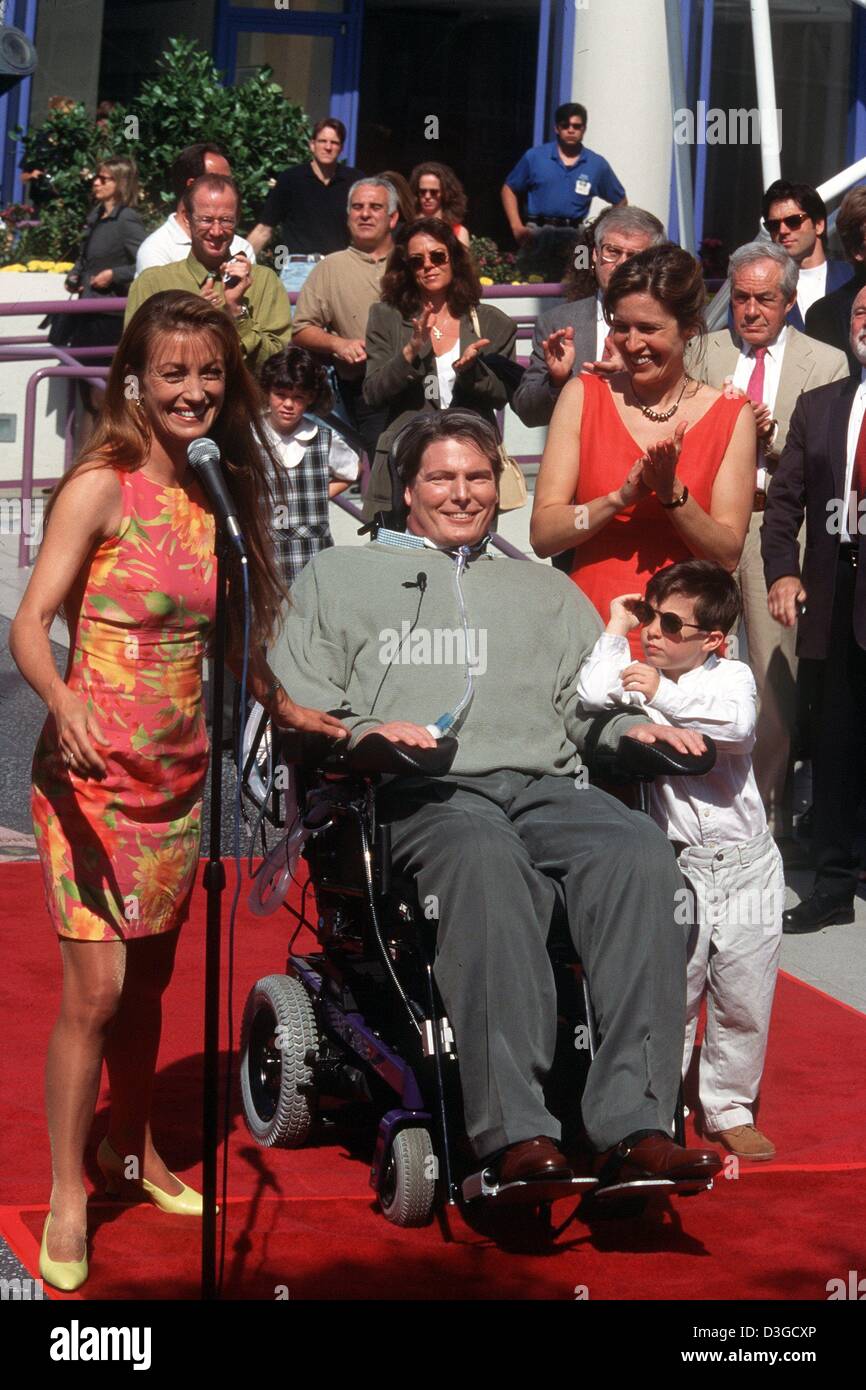 (dpa files) - Christopher Reeve flanked by (L-R:) actress Jane Seymour ...