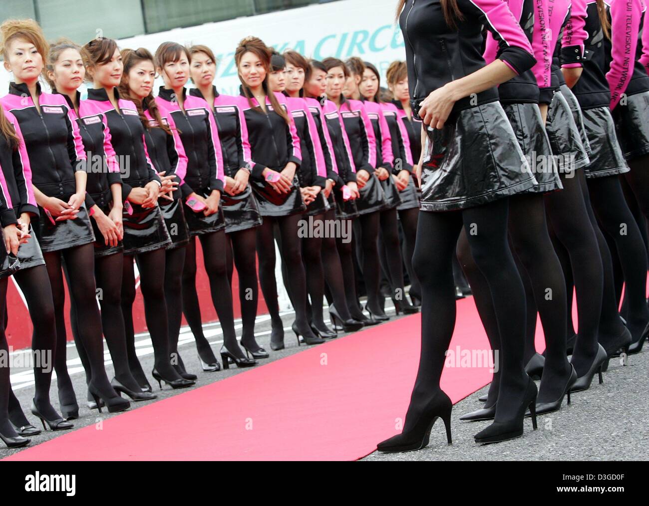 (dpa) - Japanese grid girls form a lane during the driver's parade ...