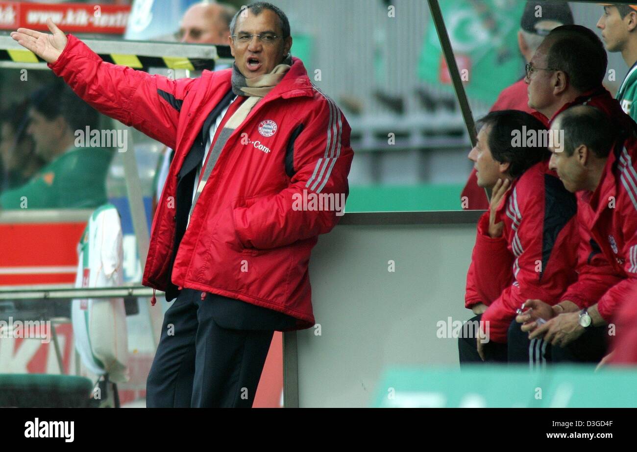 (dpa) - Bayern's soccer coach Felix Magath (L) gestures while leaning ...