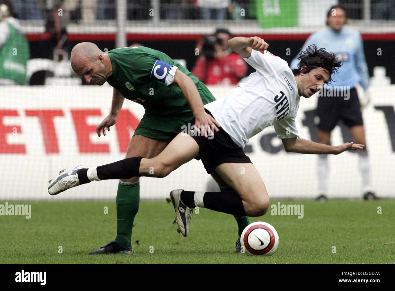 (dpa) - Wolfsburg's player Stefan Schnoor (L) struggles for the ball ...