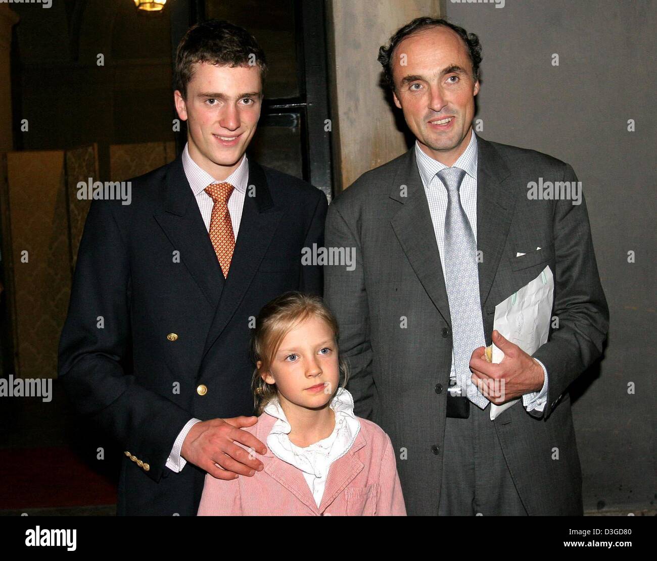 (dpa) - Prince Lorenz, Arch-Duke of Autriche-Este (R), his son Prince ...