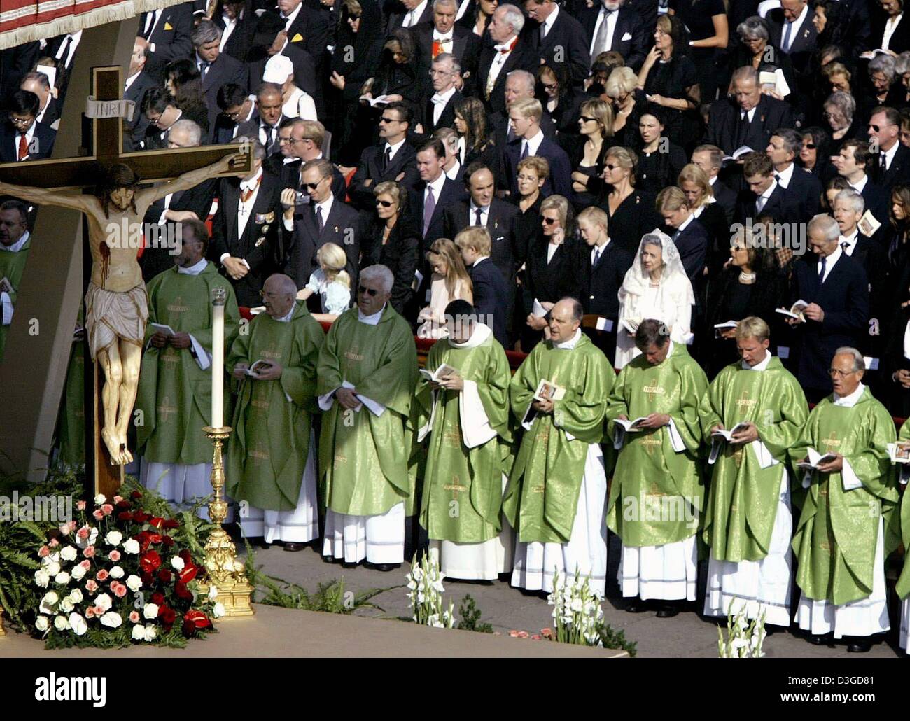 (dpa) - Priests speak a prayer while standing in front of members of ...