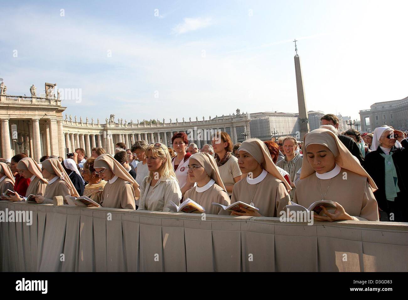 (dpa) - Nuns pray during the beatification of the last Austrian emperor ...