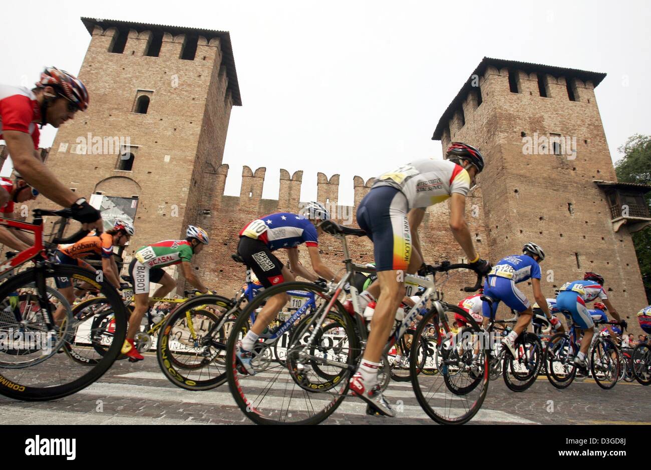 (dpa) - The pack pass a castle during the 265.5 km long men's road race ...