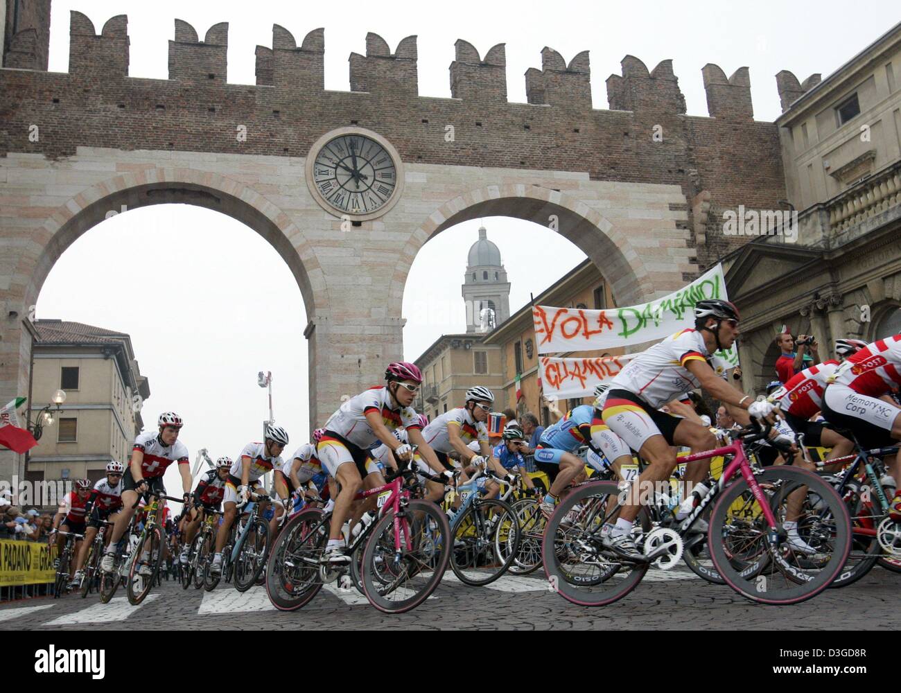 (dpa) - German cyclist Erik Zabel (R, team T-Mobile) in the peloton ...
