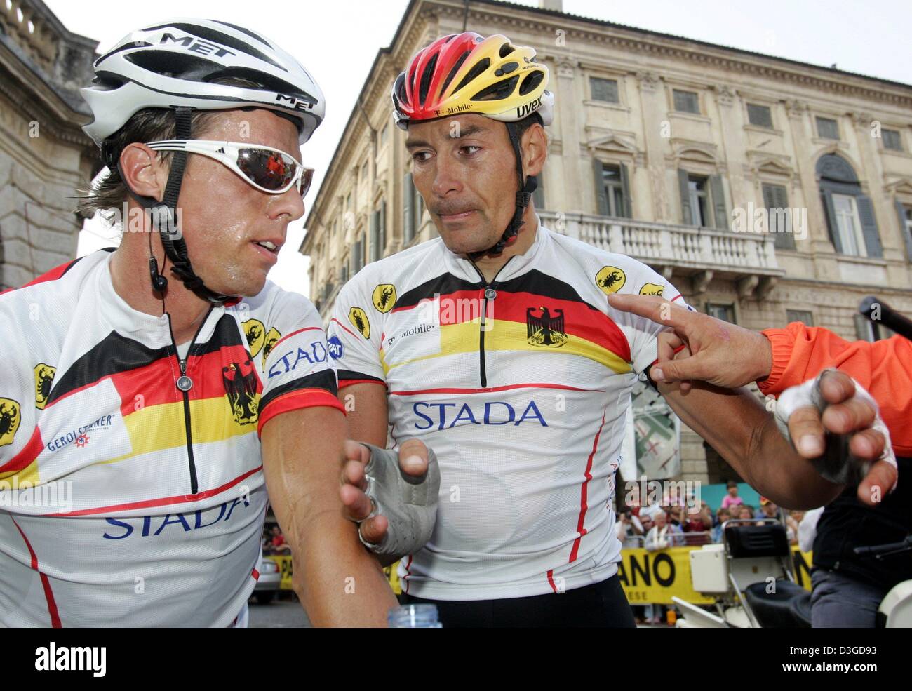 (dpa) - Germany's cyclist Erik Zabel (R) of the T-Mobile-Team shows ...