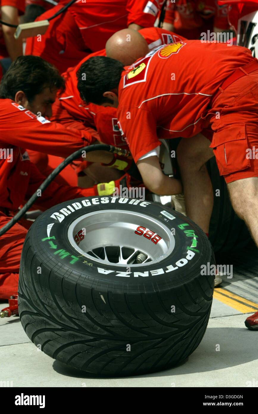 (dpa) - Ferrari mechanics hurry during a pit stop during the Chinese ...