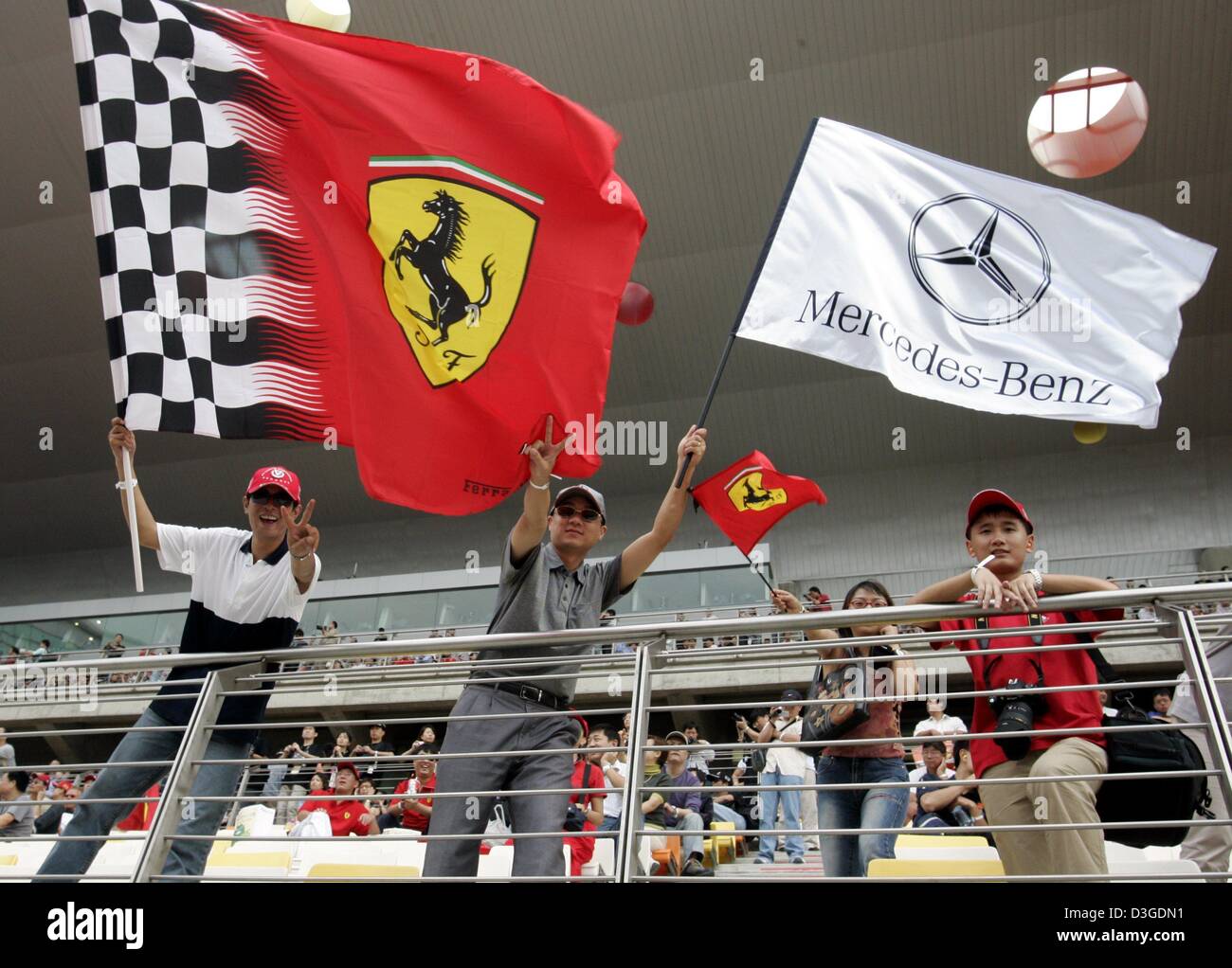 (dpa) - Chinese fans happily wave flags of their favourite Formula One ...