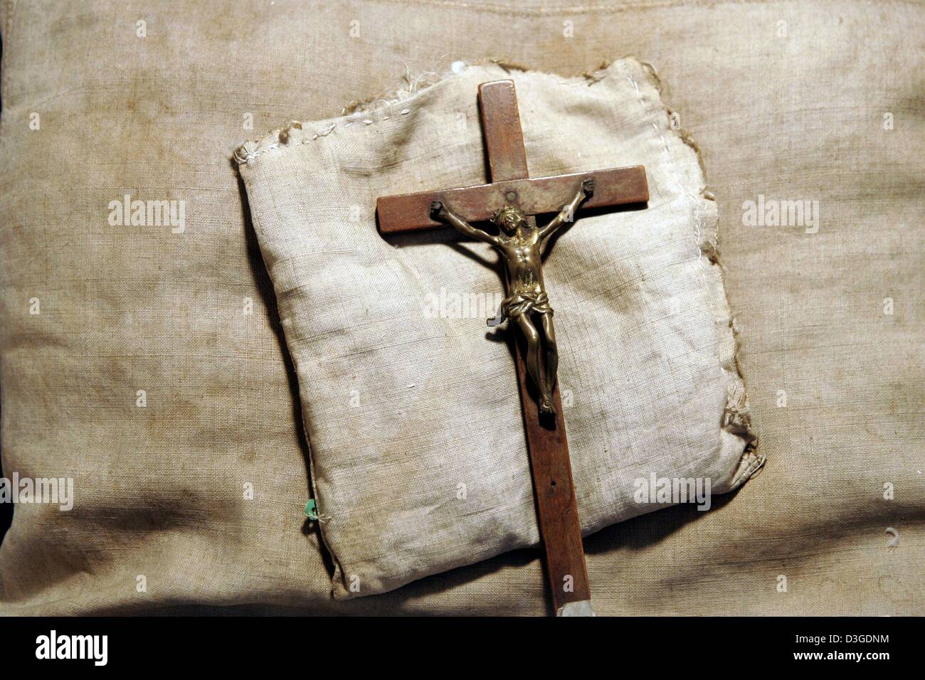 (dpa) - The cross and the death pillow of Sister Anna Katharina ...