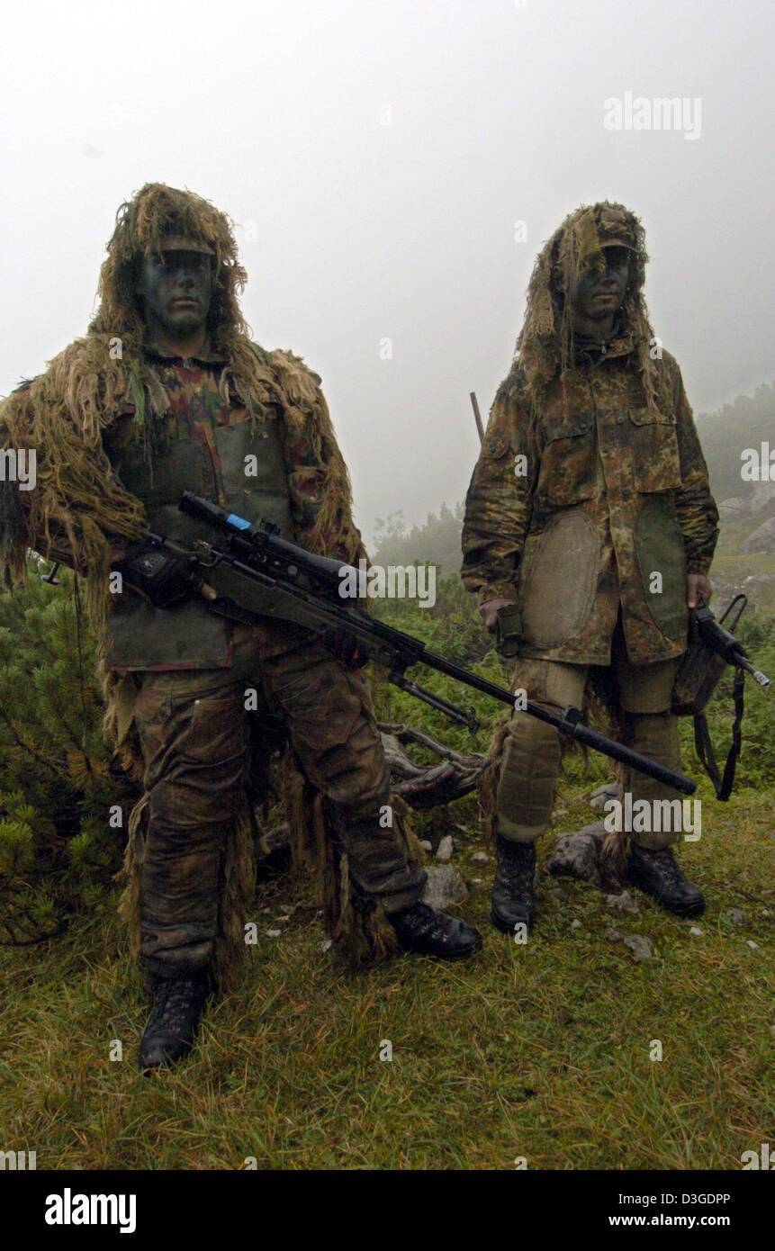 (dpa) - Disguised German soldiers during the mountain infantry training ...