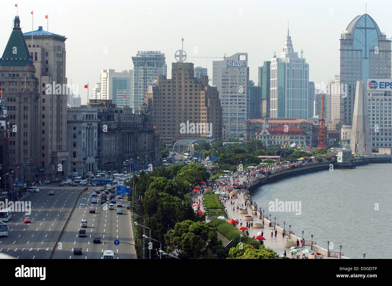 (dpa) - A view of the embankment and one of the major avenues, the so ...