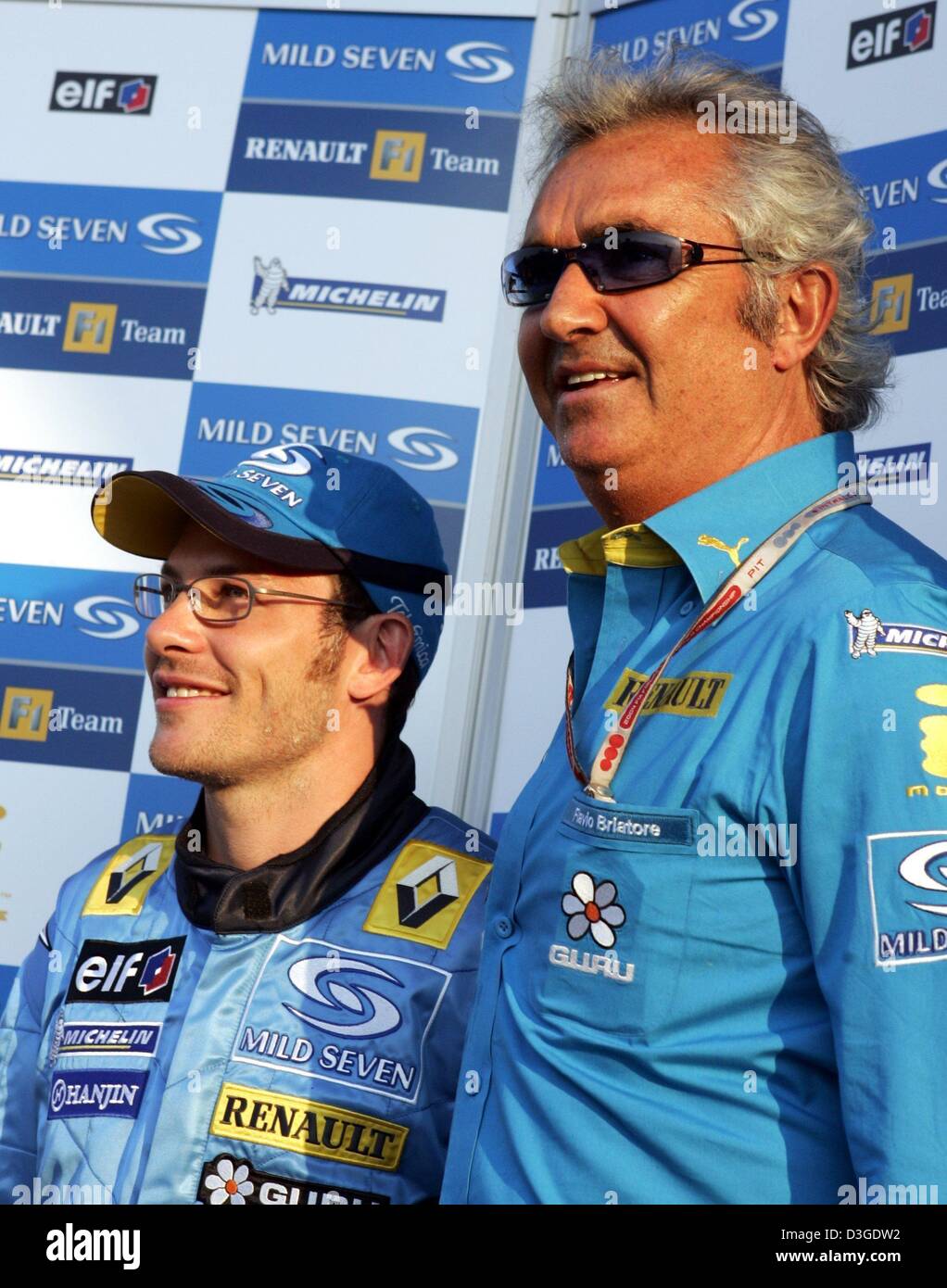 (dpa) - Canadian formula one pilot Jacques Villeneuve (L) and his ...