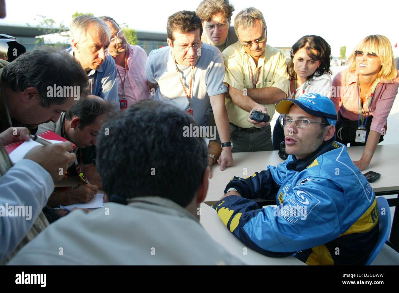 (dpa) - Canadian formula one pilot Jacques Villeneuve gives interviews ...