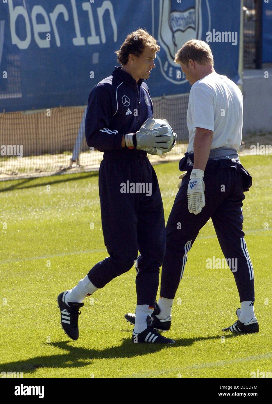 (dpa) - Without looking at each other Germany goalkeepers Jens Lehmann ...