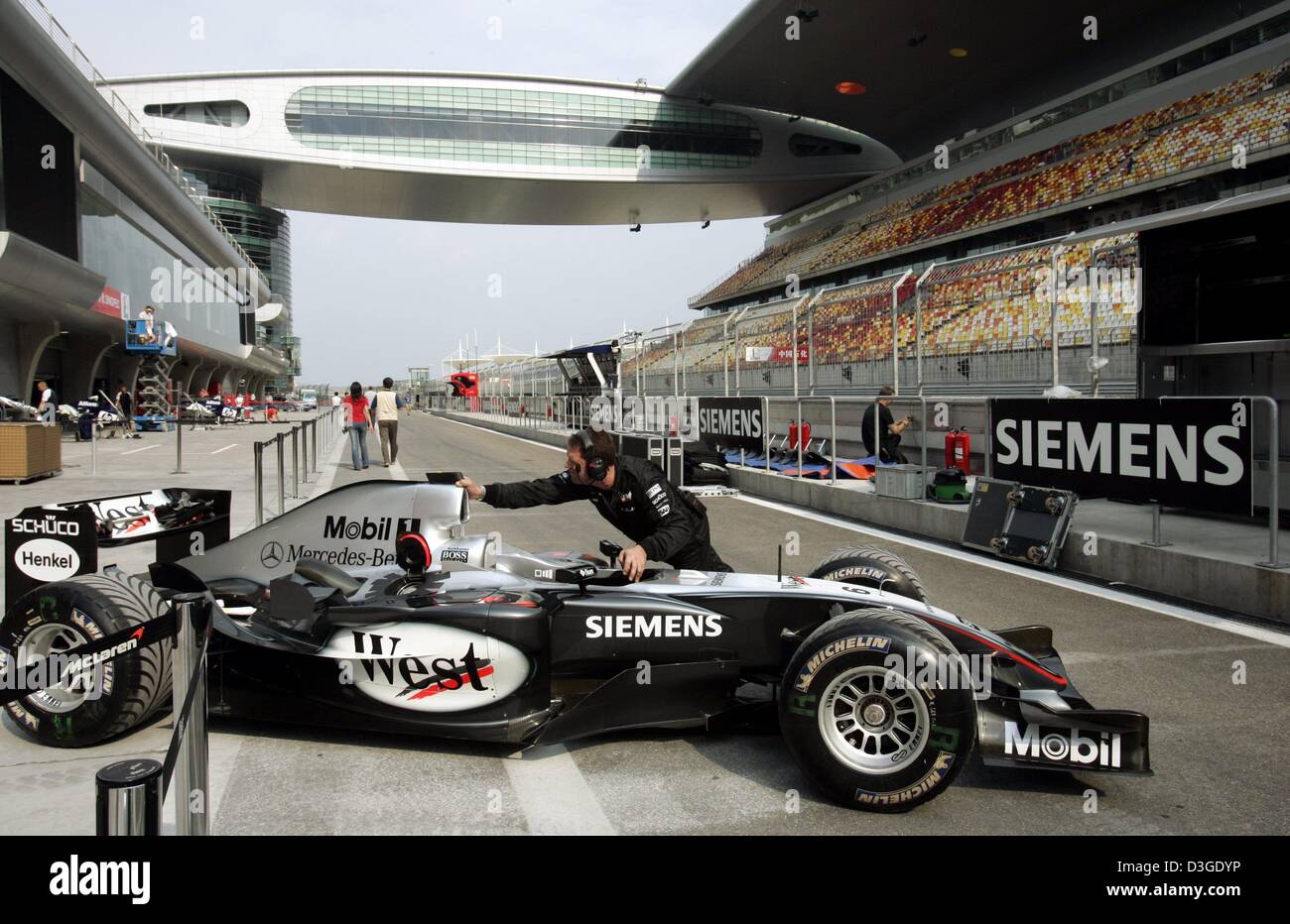 Mercedes mclaren mechanics hi-res stock photography and images - Alamy