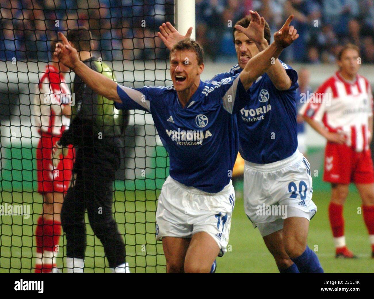 (dpa) - Schalke forward Ebbe Sand (C) jubilates after scoring the 2-1 ...