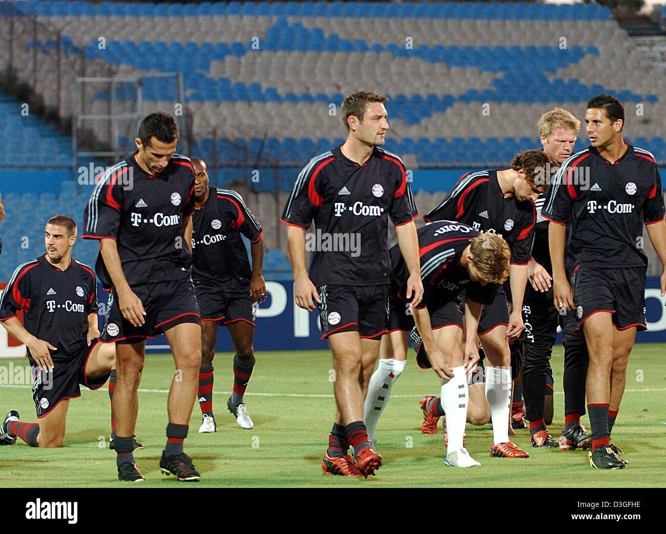 (dpa) - Players of German soccer club Bayern Munich start walking off ...