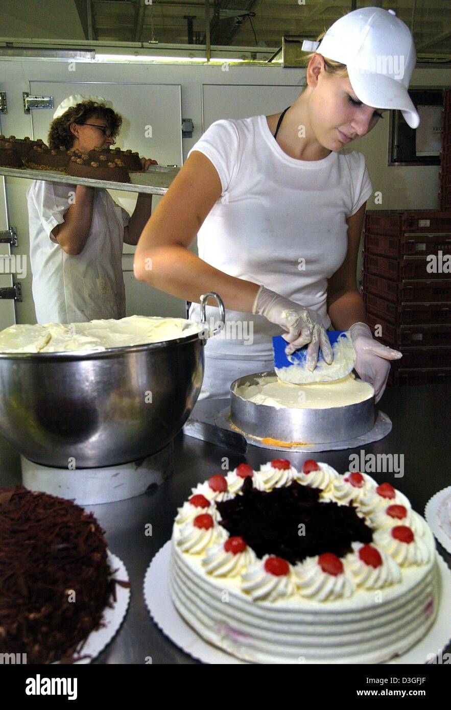 (dpa) - Apprentice Corinna spreads whipped cream onto a baked pastry ...