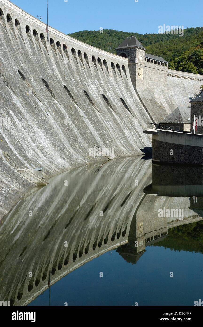 Curved gravity dam hi-res stock photography and images - Alamy