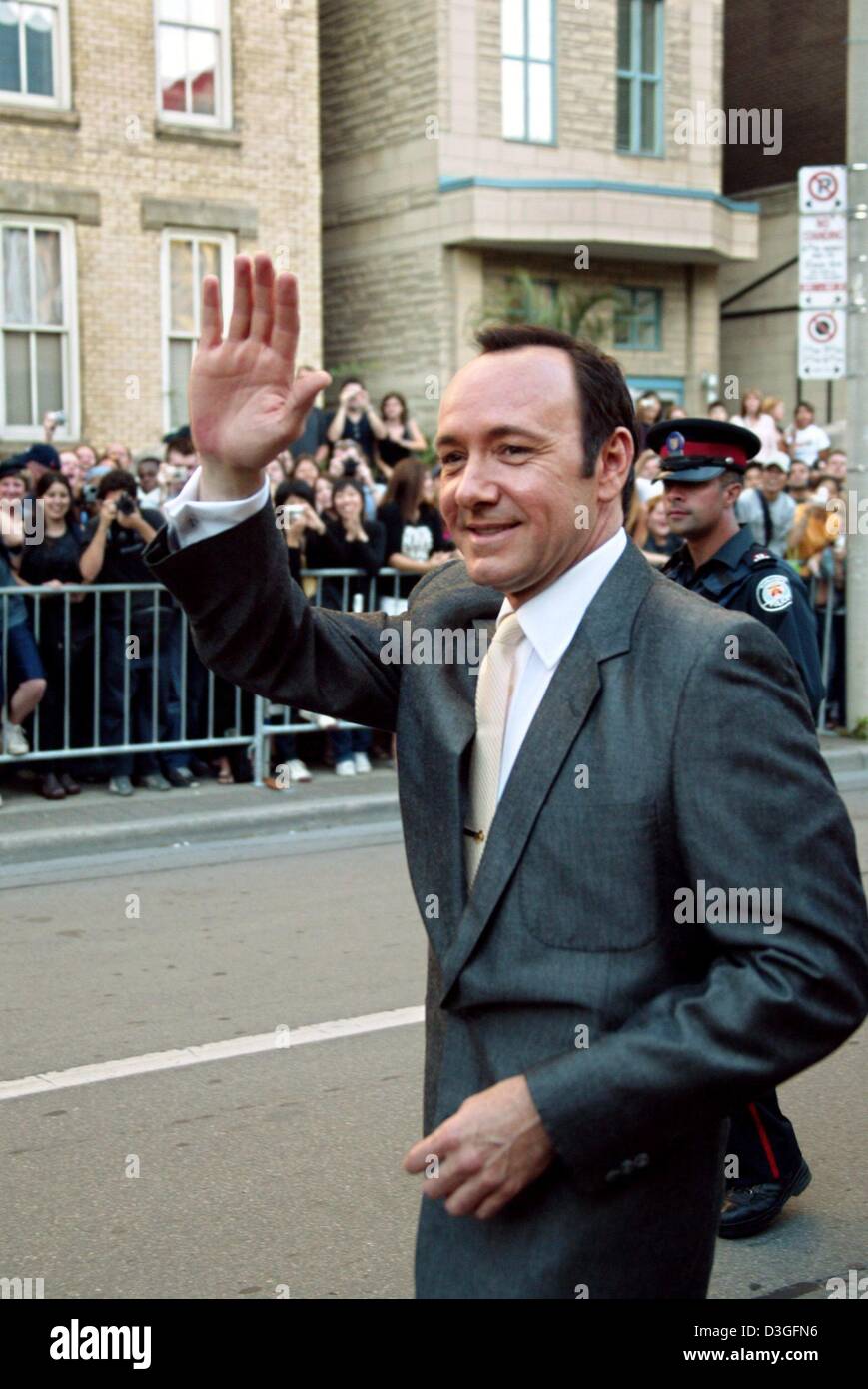 Arts culture entertainment ace cinema celebrities smiling waving ...