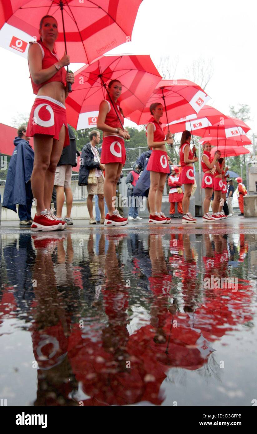 Grid girls 2004 hi-res stock photography and images - Alamy