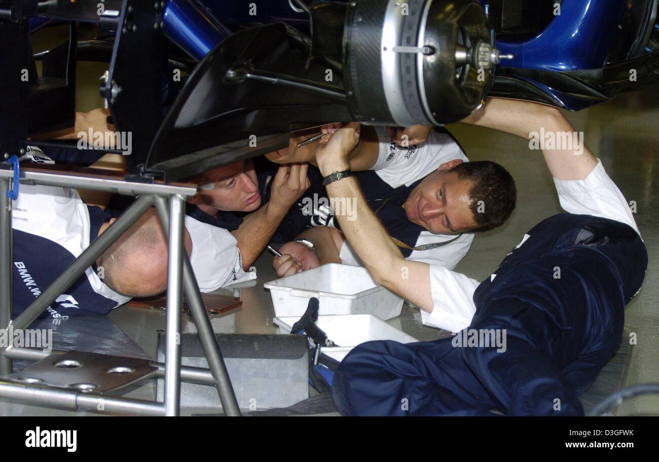 Williams f1 mechanics hi-res stock photography and images - Alamy