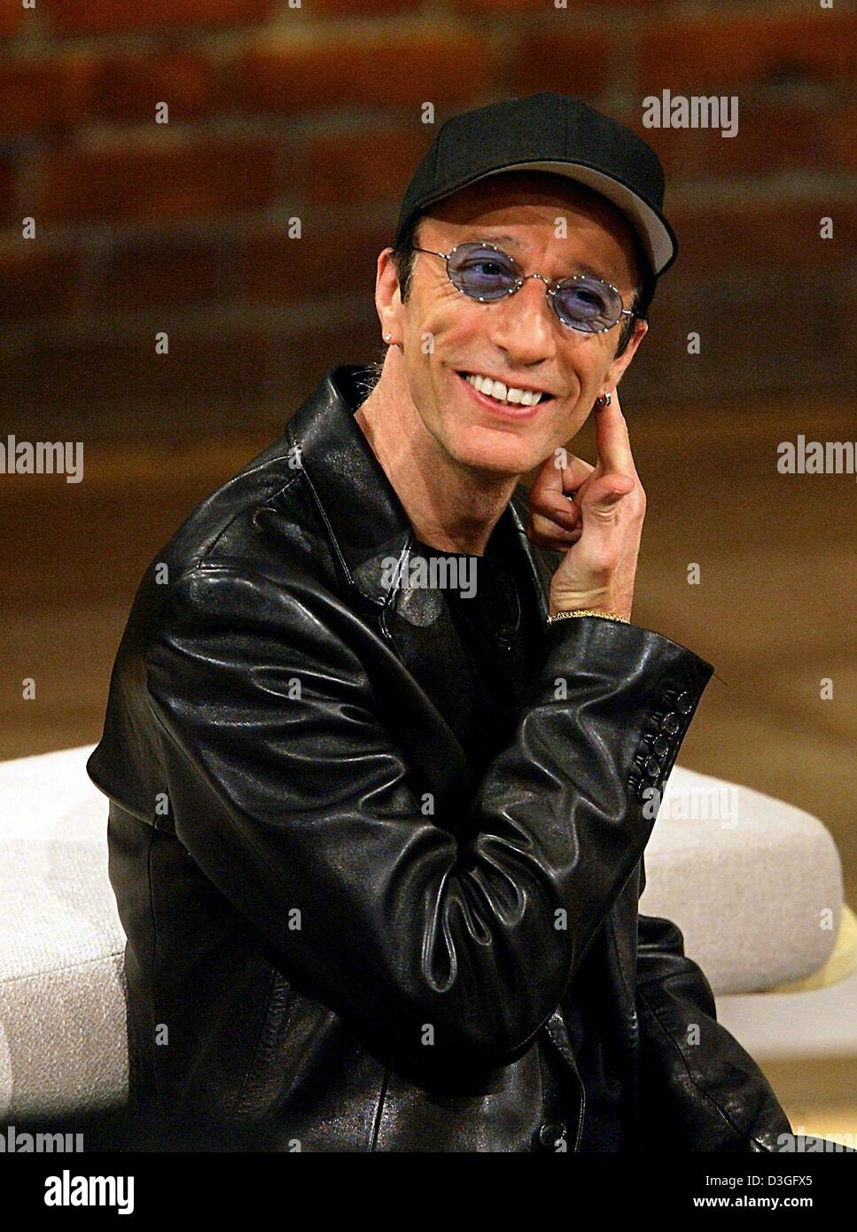 (dpa) - Singer Robin Gibb, who became famous as part of the trio 'Bee ...