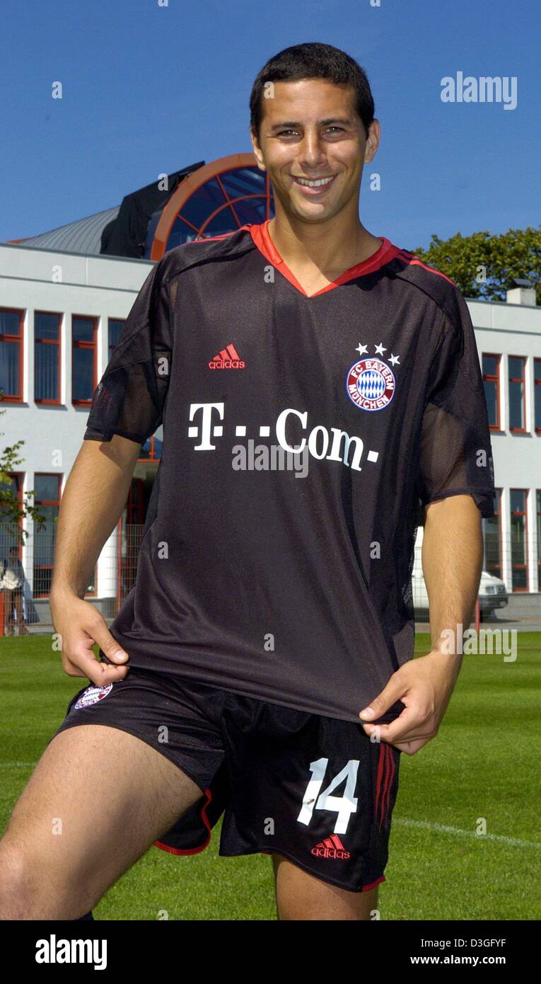 (dpa) - Soccer player Claudio Pizarro shows the new black tricot his ...