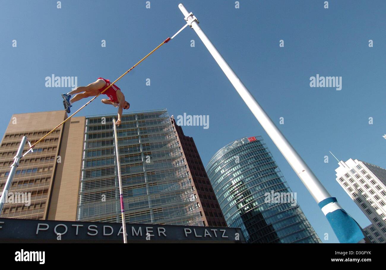 (dpa) - German pole vaulter Lars Boergeling clears the bar at a height ...