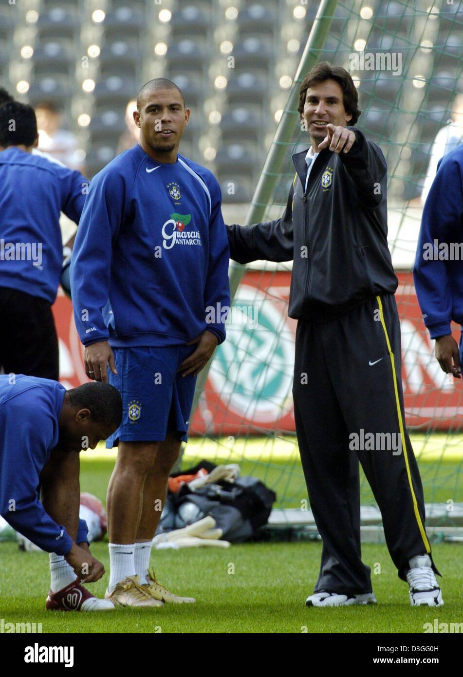 Ronaldo training 2004 hi-res stock photography and images - Alamy