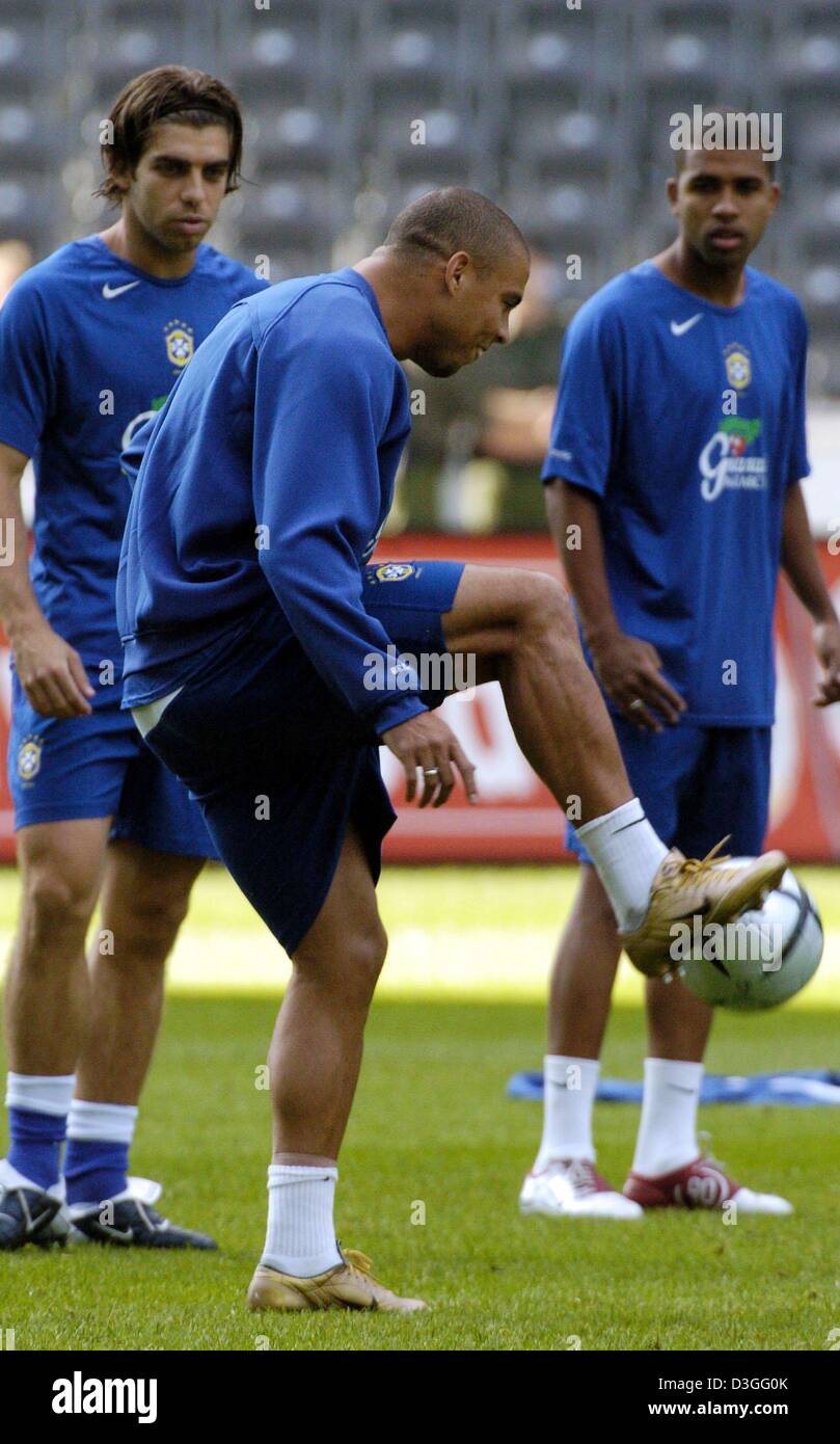 Ronaldo in a training session 2004 hi-res stock photography and images ...