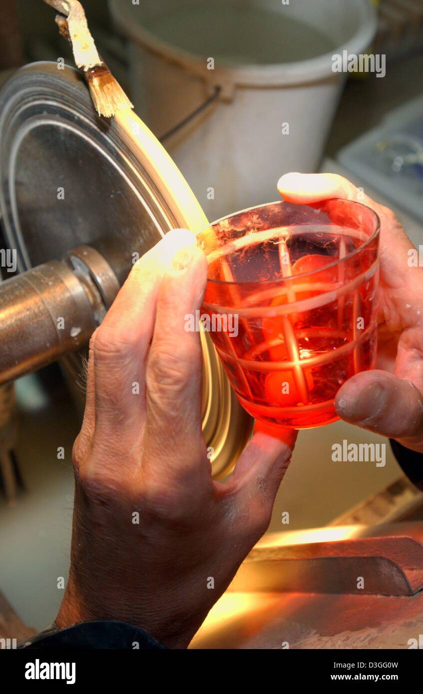 (dpa) - A glass cutter on patterns and designs on a double-layered ...