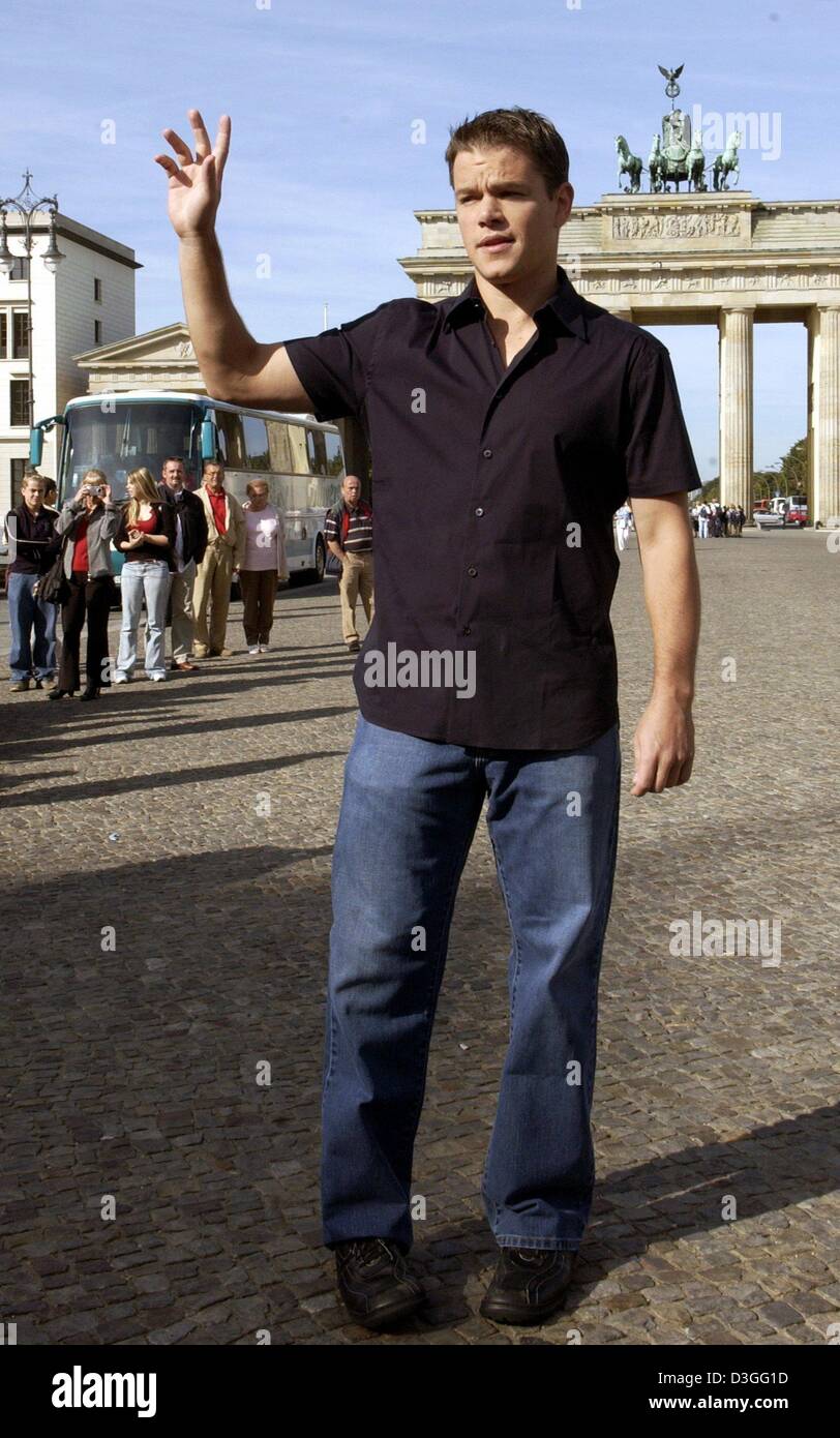 Human interest hum people celebrities cinema waving hand brandenburg ...