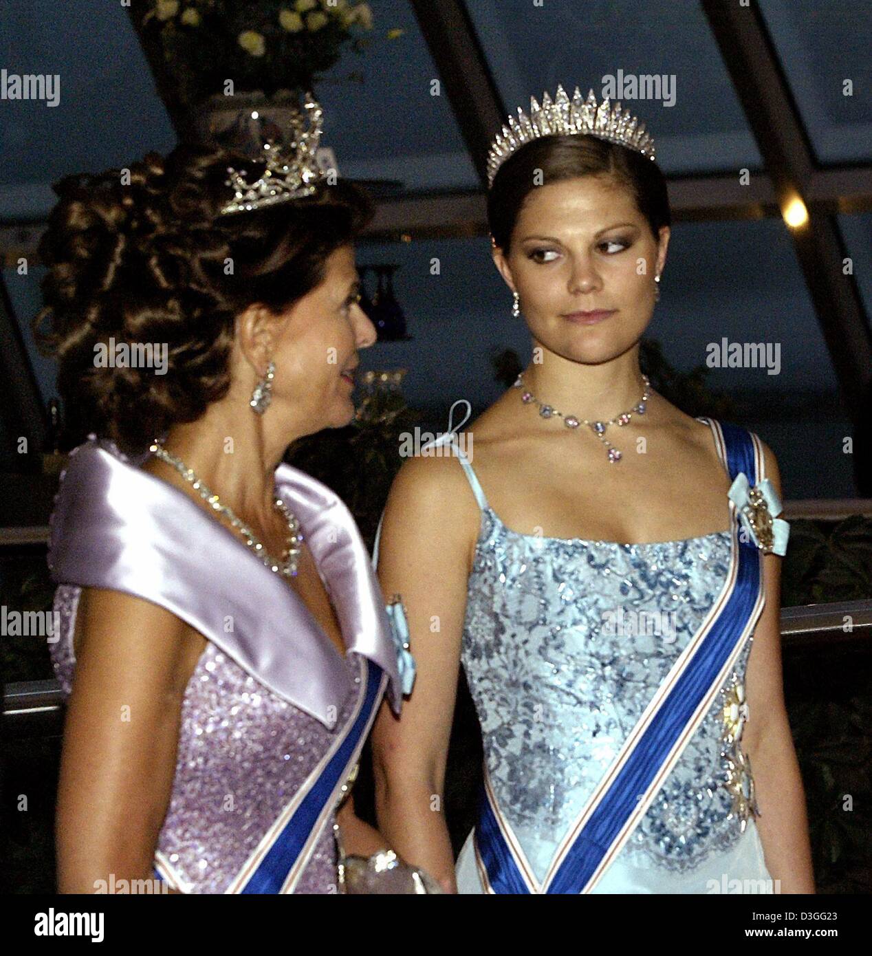(dpa) - Queen Silvia (L) and Crown Princess Victoria of Sweden arrive ...