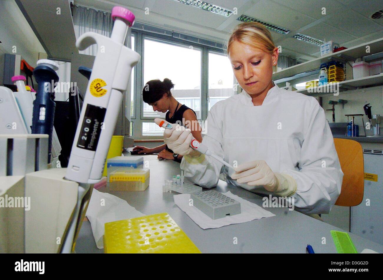 (dpa) - An employee at the police lab for DNA analysis prepares a ...