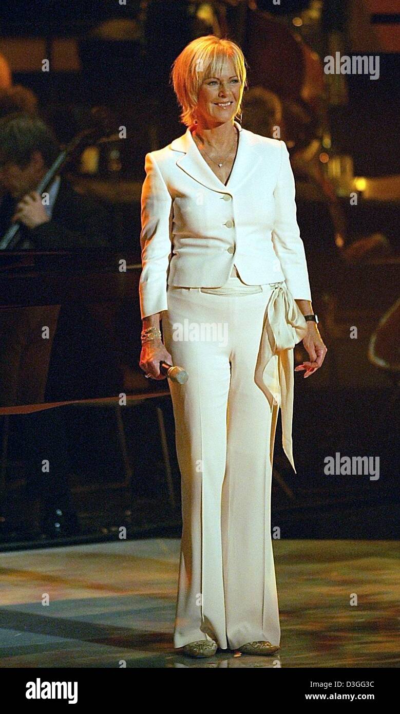 (dpa) - Swedish singer Frida Lyngstad smiles as she stands on stage ...