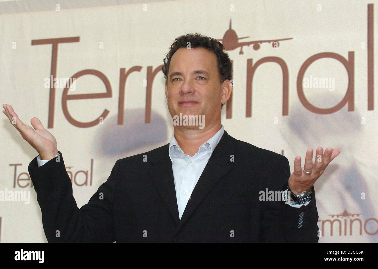 (dpa) - US actor Tom Hanks smiles during a photo call for his new film ...