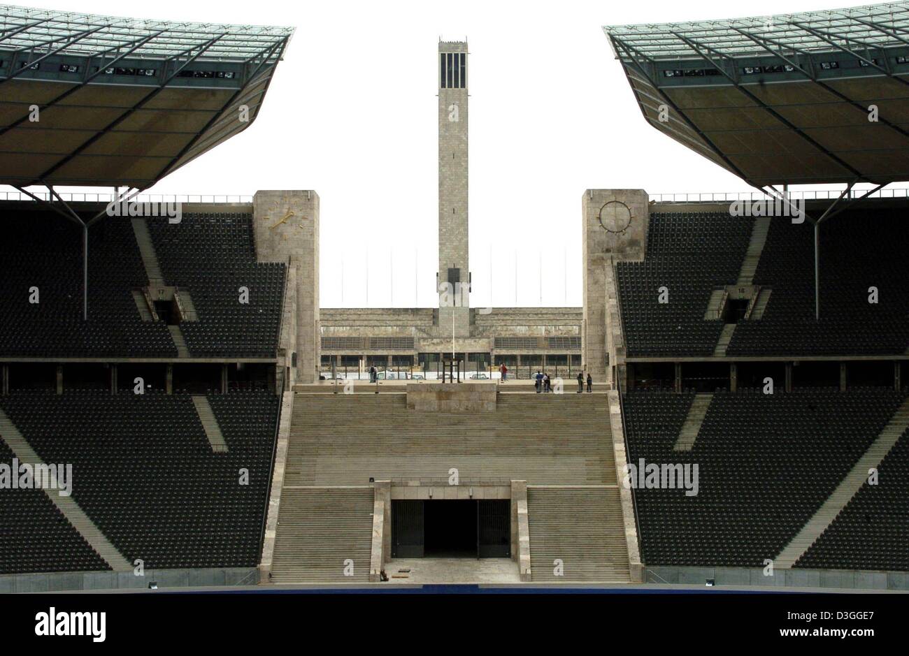 (dpa) - View of the 'Marathon Gate' at Olympic Stadium in Berlin ...