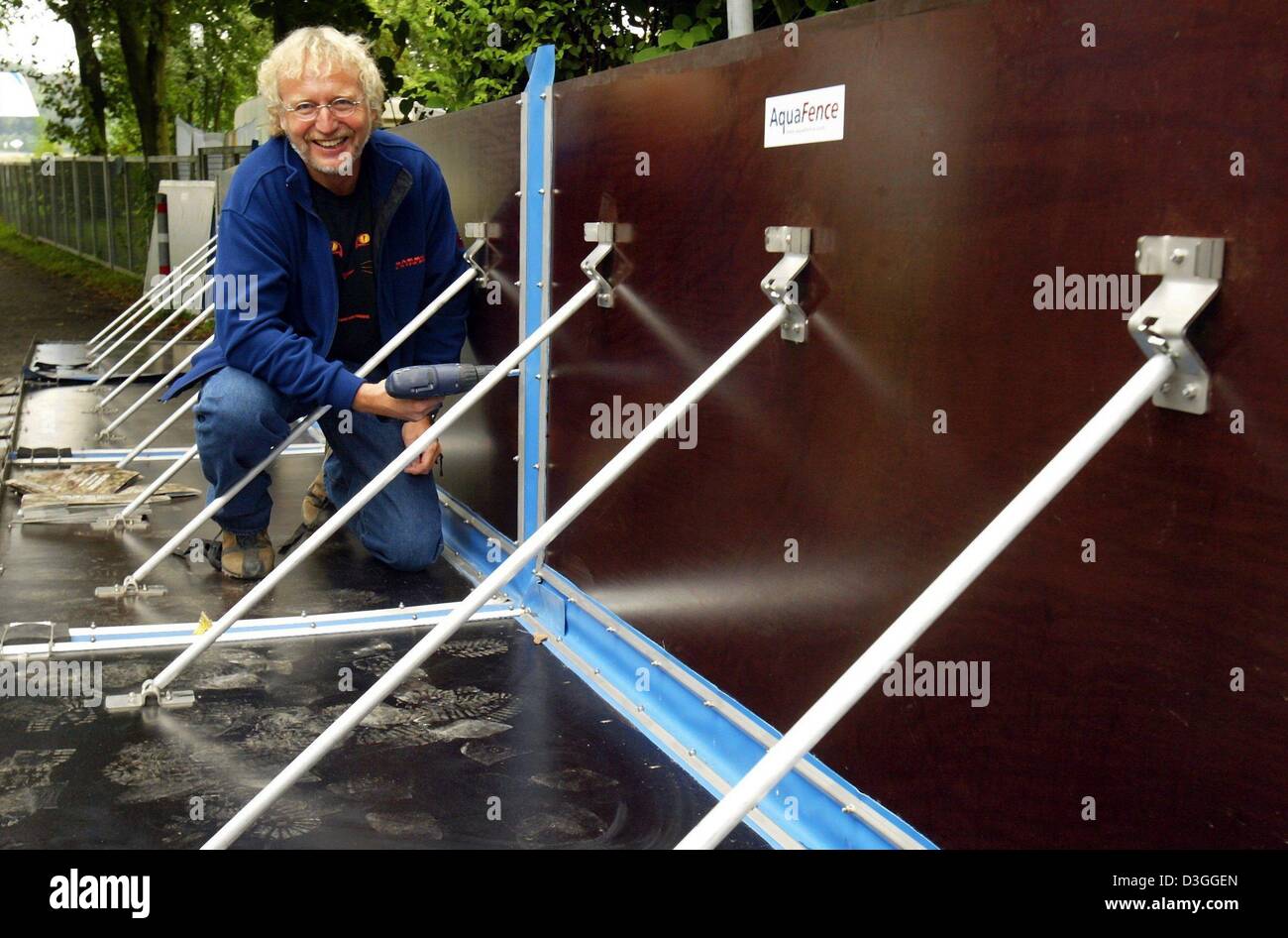 (dpa) - Reinhard Vogt, head of the flood protection unit Cologne ...