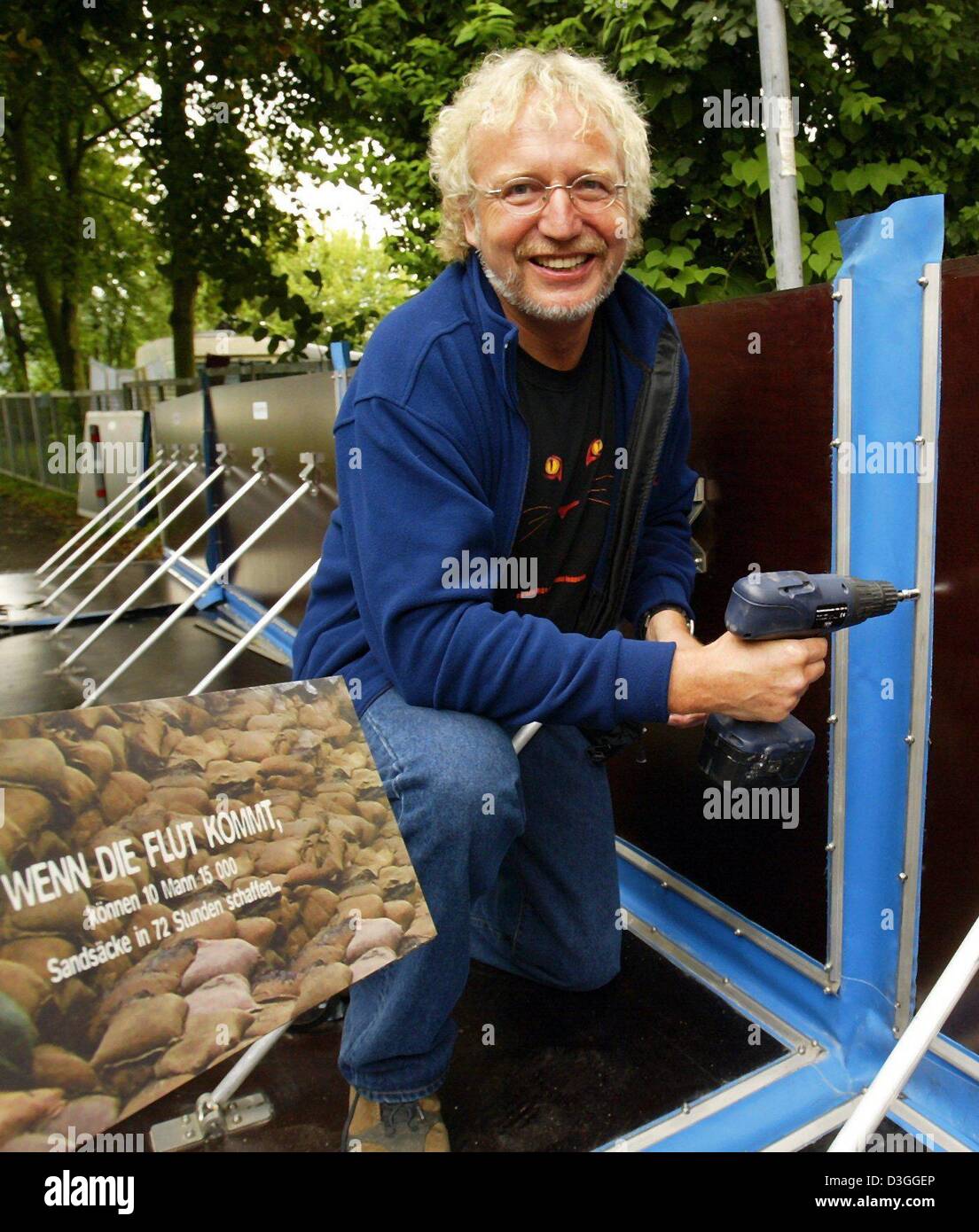 (dpa) - Reinhard Vogt, head of the flood protection unit Cologne ...