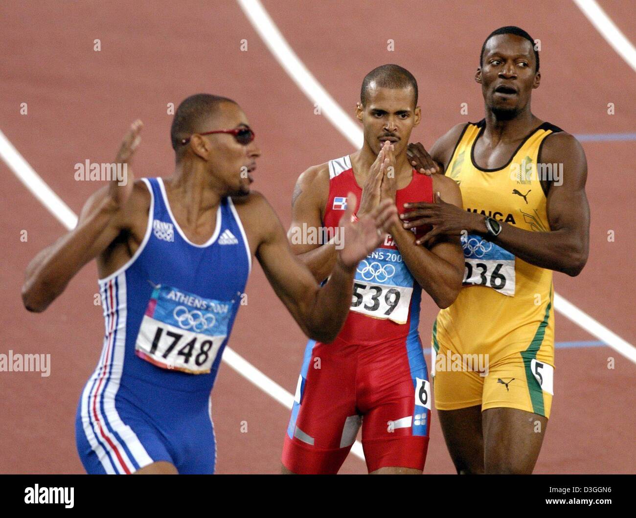 (dpa) - Jamaican Danny McFarlane (R) congratulates Felix Sanchez (C) of ...