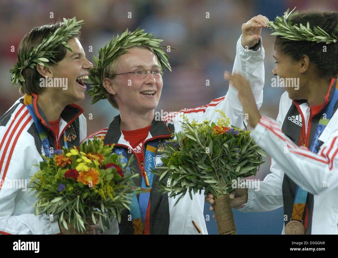 (dpa) - German soccer players (fromL:) Ariane Hingst, Conny Pohlers and ...