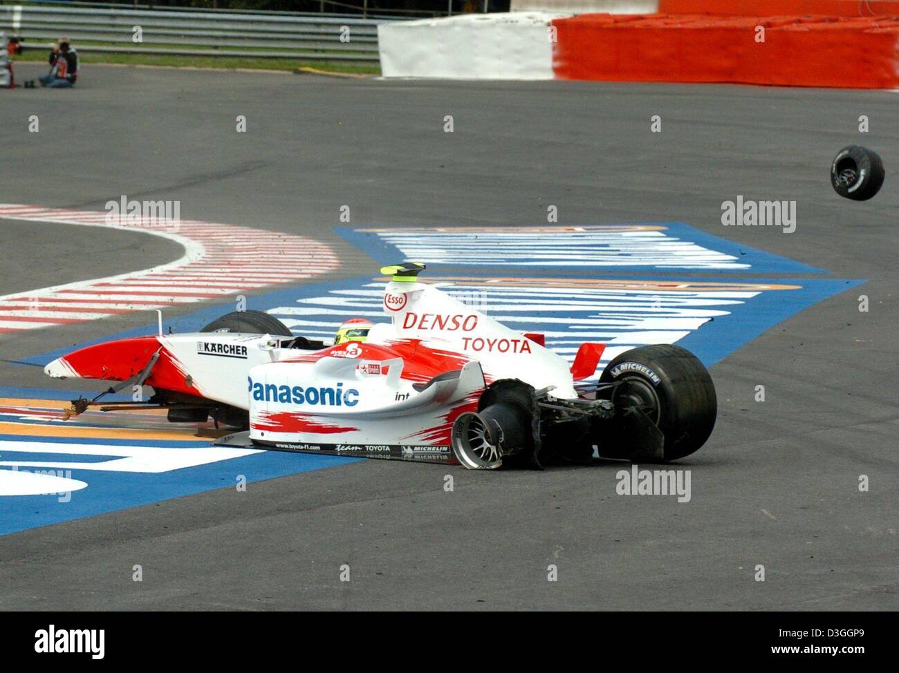 (dpa) - Australian formula one pilot Ryan Briscoe (Toyota) skids off ...