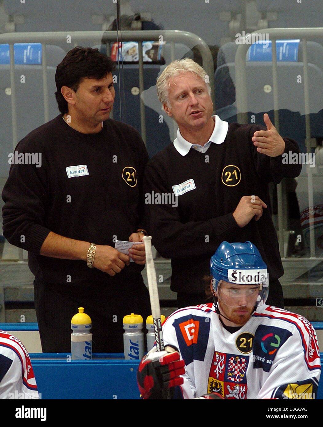 (dpa) - Czech head coach Vladimir Ruzicka (L) and his assistant Marian ...