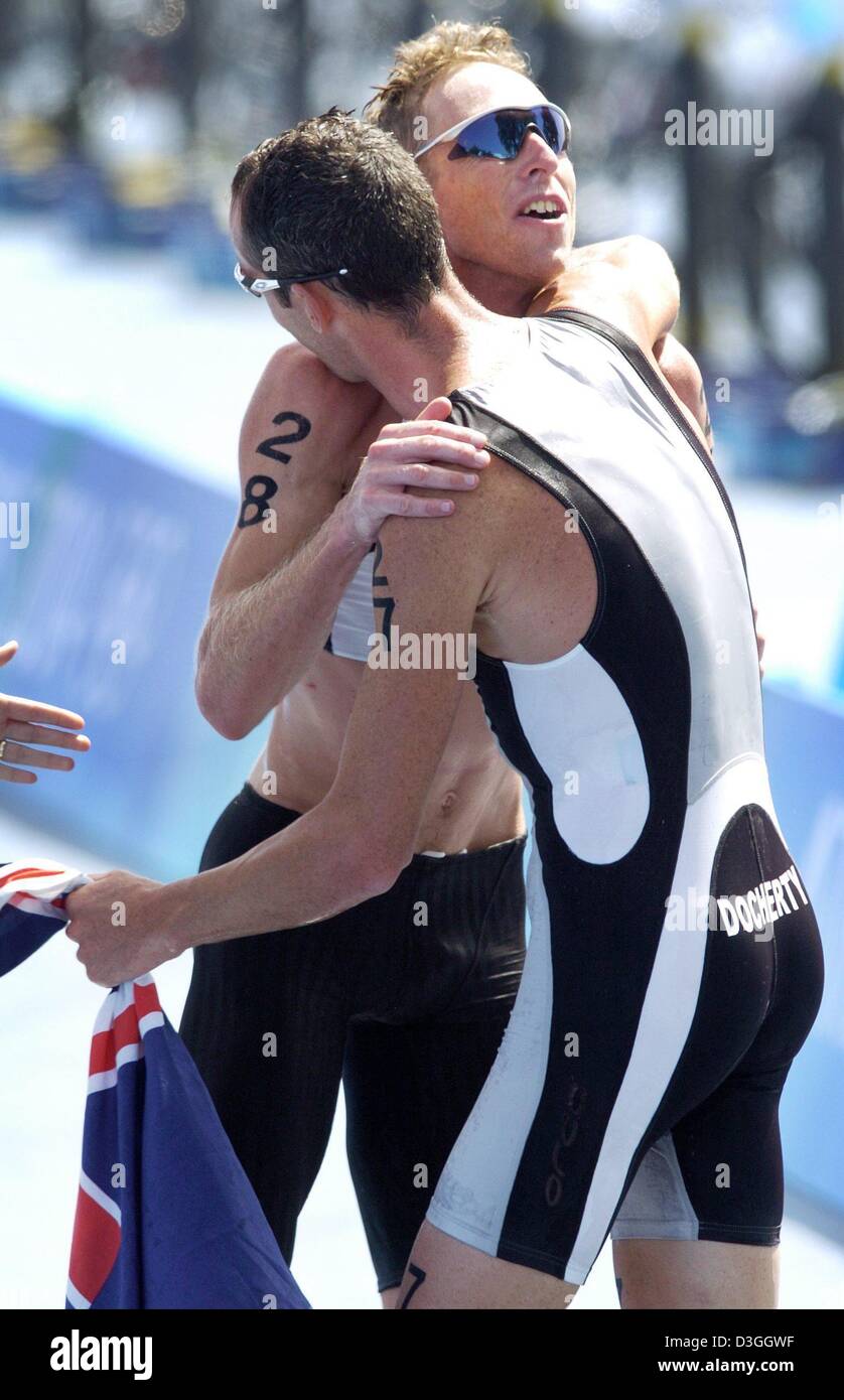 (dpa) - New Zealand's Hamish Carter (L) receives a congratulatory hug ...