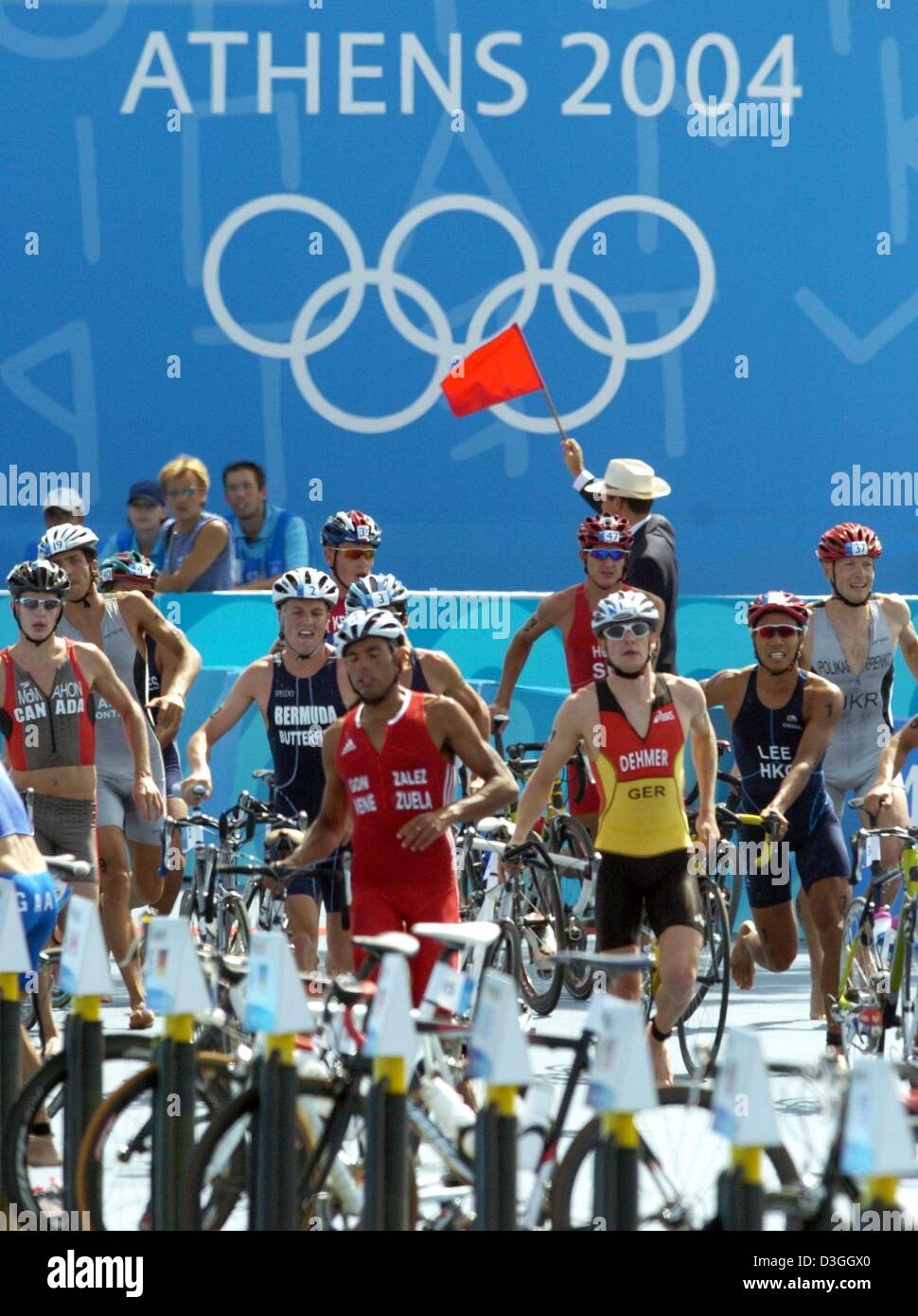 (dpa) - Athletes change from bikes to running during the Men's Olympic ...