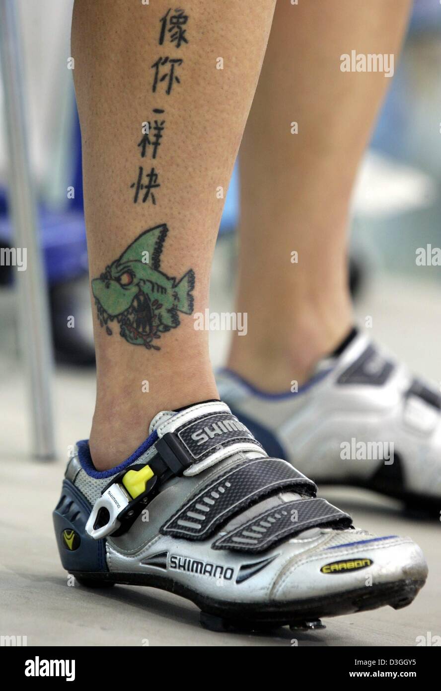 (dpa) - A tattoo can be seen on the calf of German track cycling ...
