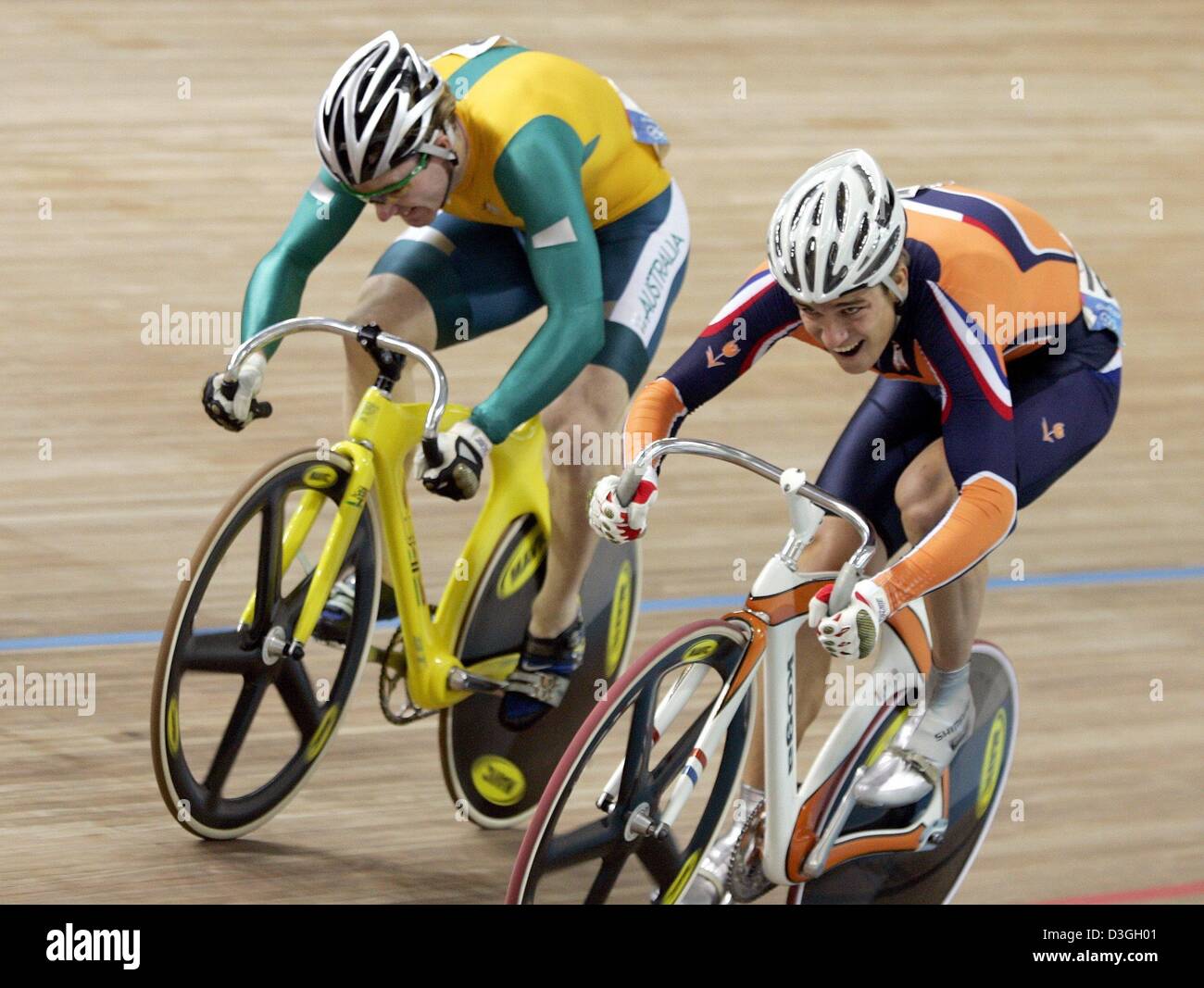 (dpa) - Ryan Bayley (L) from Australia catches up with Theo Bos (R ...